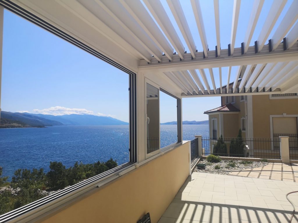 Bioklimatska pergola s bočnim ostakljenjem - privatna kuća - Izoforma ...