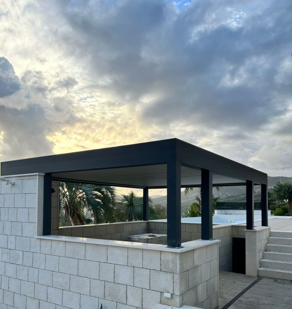 Bioklimatska pergola pokraj bazena, Kaštela, Dalmacija - Izoforma-paneli